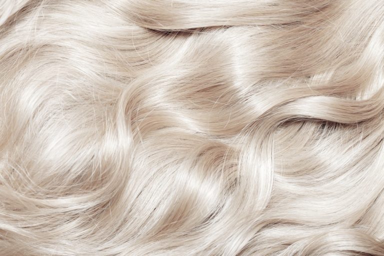 Blond cendré : la mode des stars qui foulent le tapis rouge